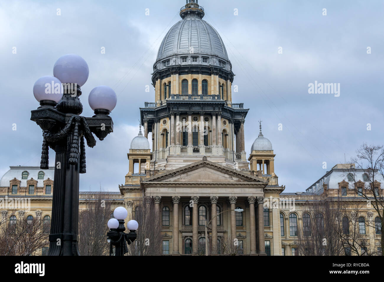 Morning light on the state capitol building in Springfield, Illinoi ...