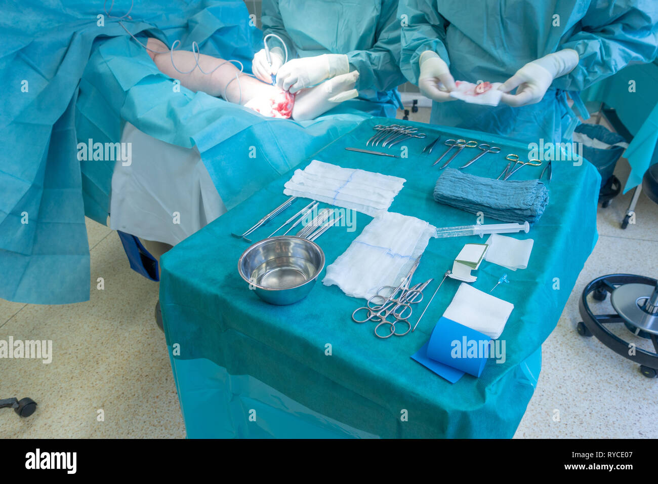 Veterinary team performing surgical procedure hi-res stock photography ...