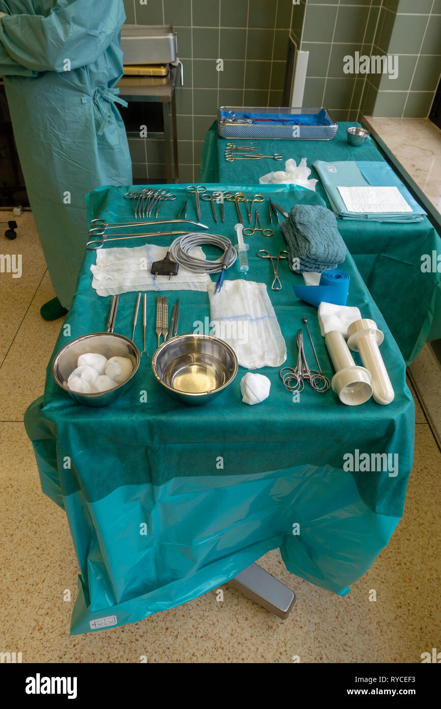 Veterinary team performing surgical procedure hi-res stock photography ...