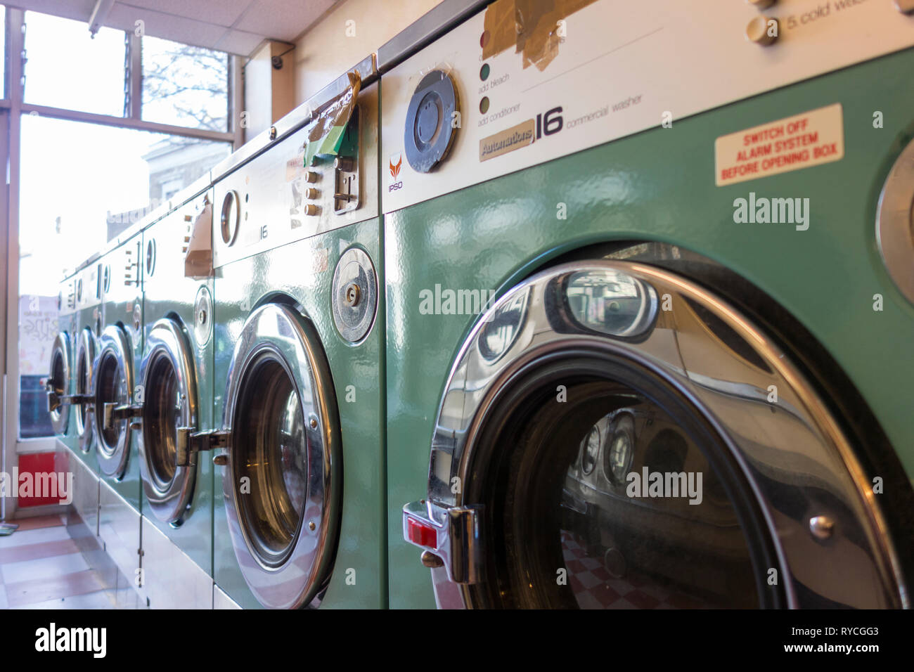 Commercial launderette hi-res stock photography and images - Alamy
