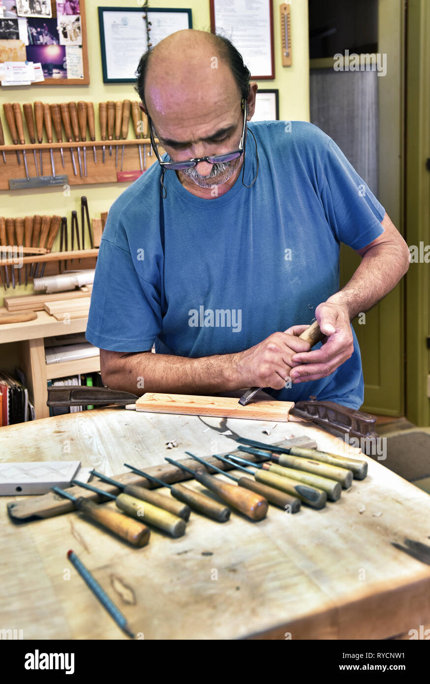 Woodcarver works hi-res stock photography and images - Alamy