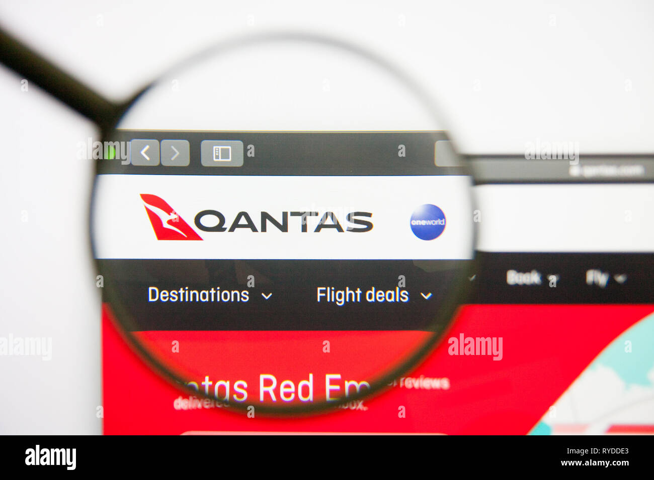 Qantas logo hi-res stock photography and images - Alamy