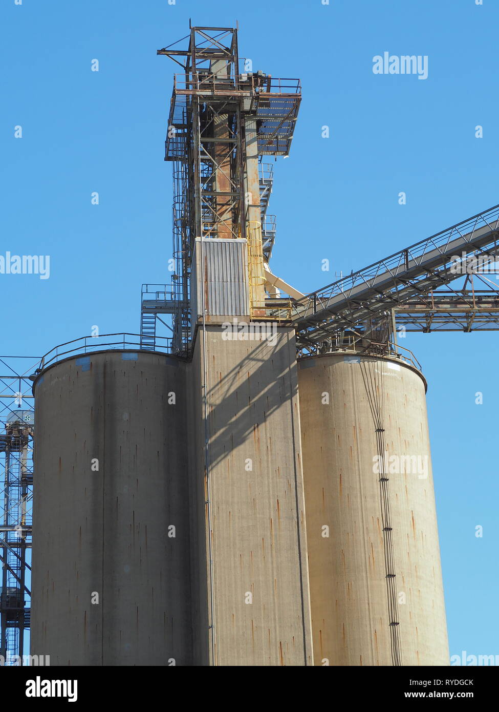 Tall grain / corn concrete silo located in Ohio USA Stock Photo - Alamy