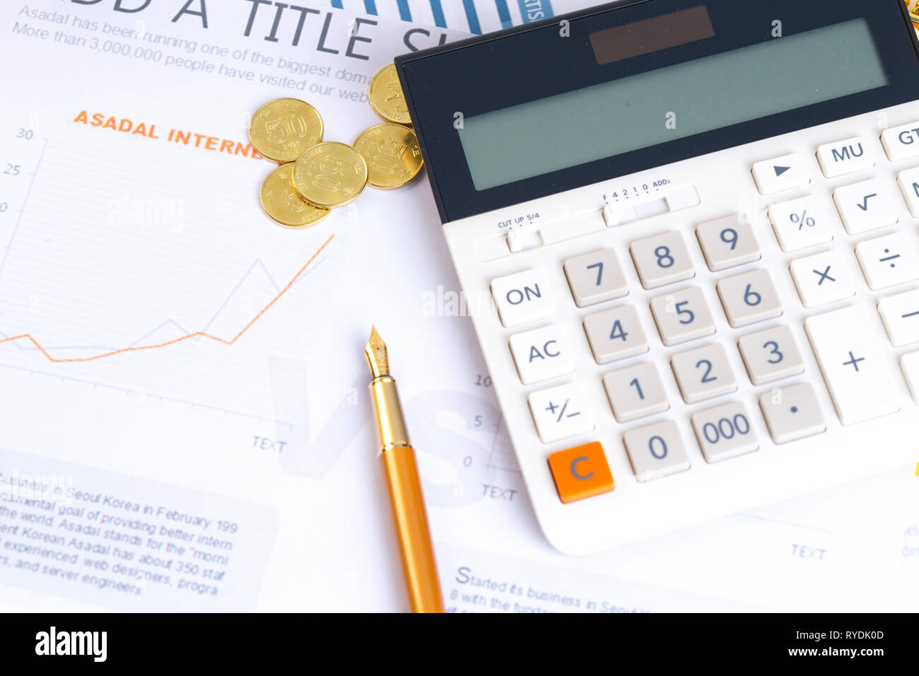 Business still life calculator hi-res stock photography and images - Alamy
