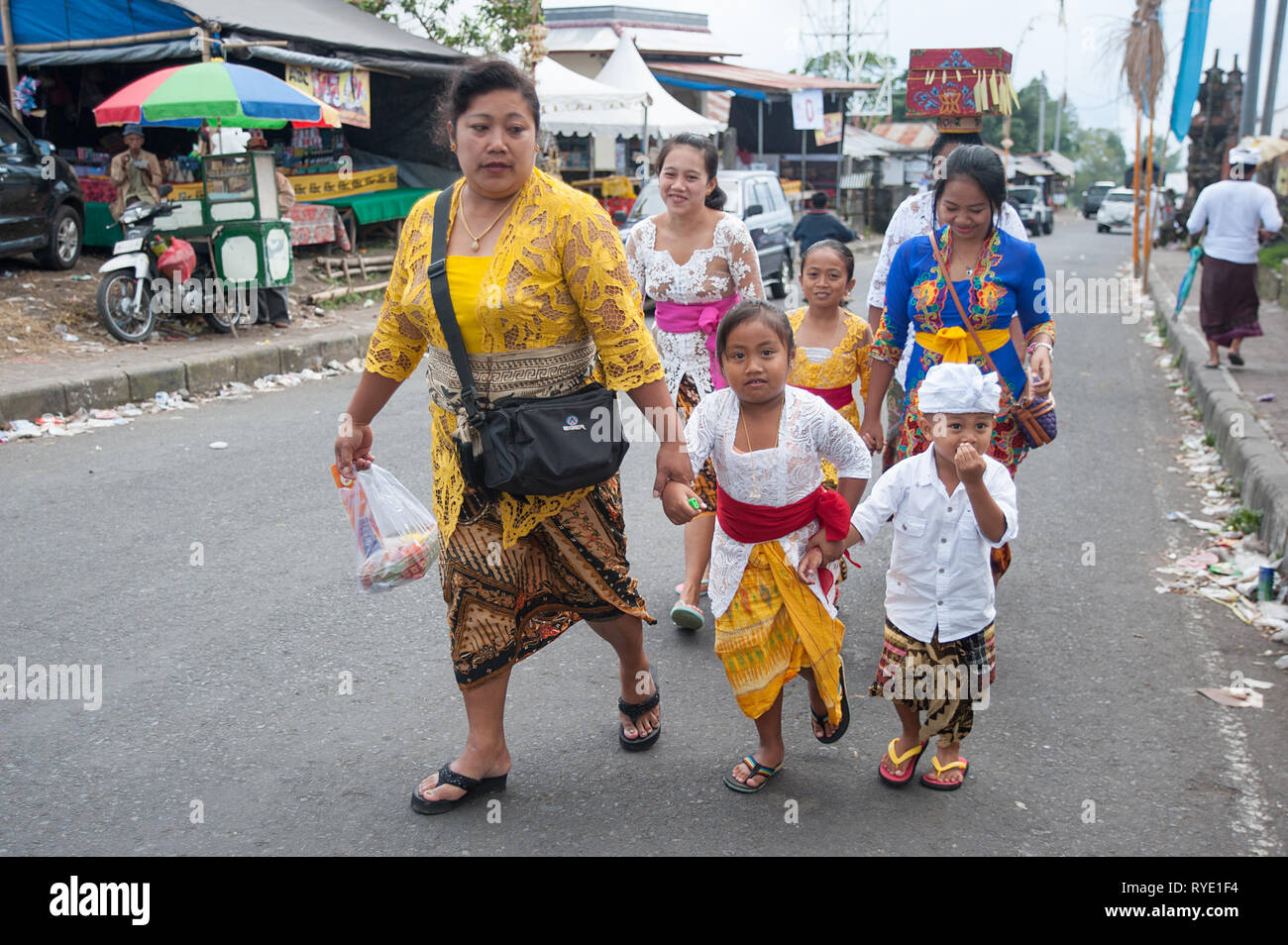 Bali Indonesia Apr 4, 2016 : Balinese family in traditional costume ...