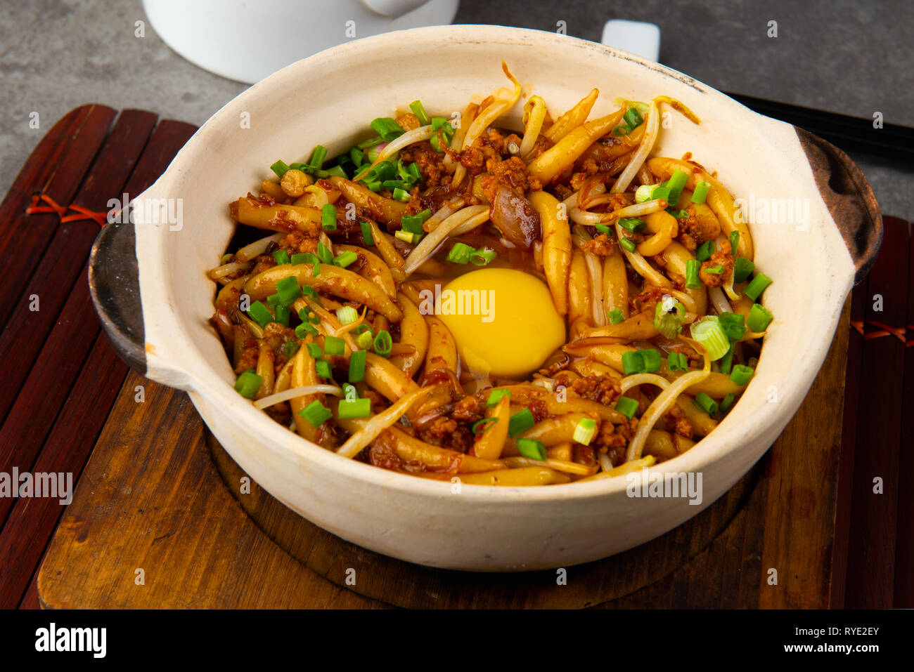 Loh Shee Fun aka Silver Needle Noodle in claypot Stock Photo - Alamy