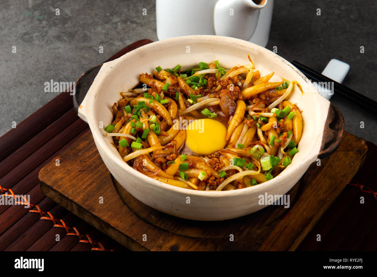 Loh Shee Fun aka Silver Needle Noodle in claypot Stock Photo - Alamy