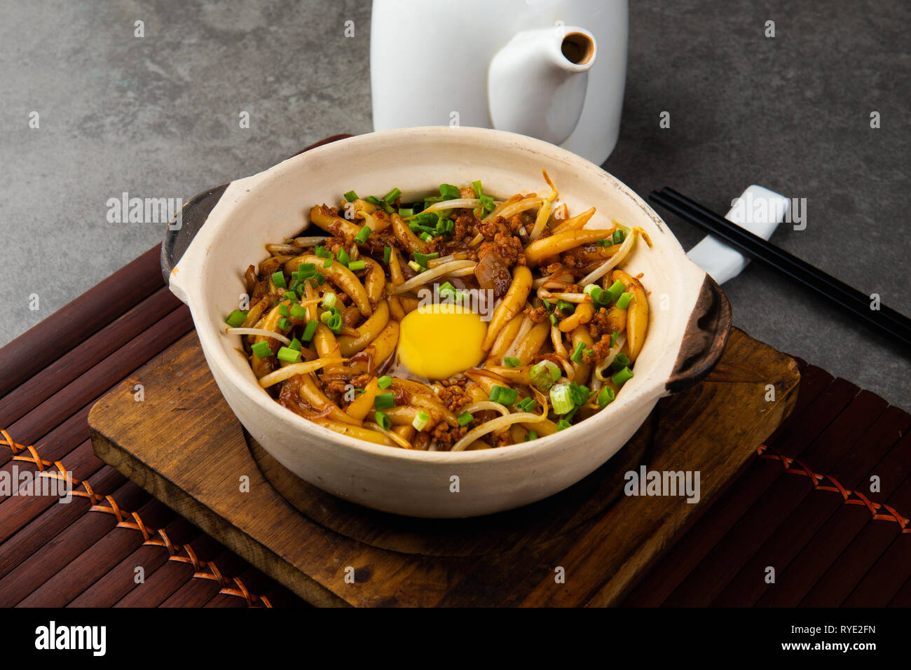 Loh Shee Fun aka Silver Needle Noodle in claypot Stock Photo - Alamy
