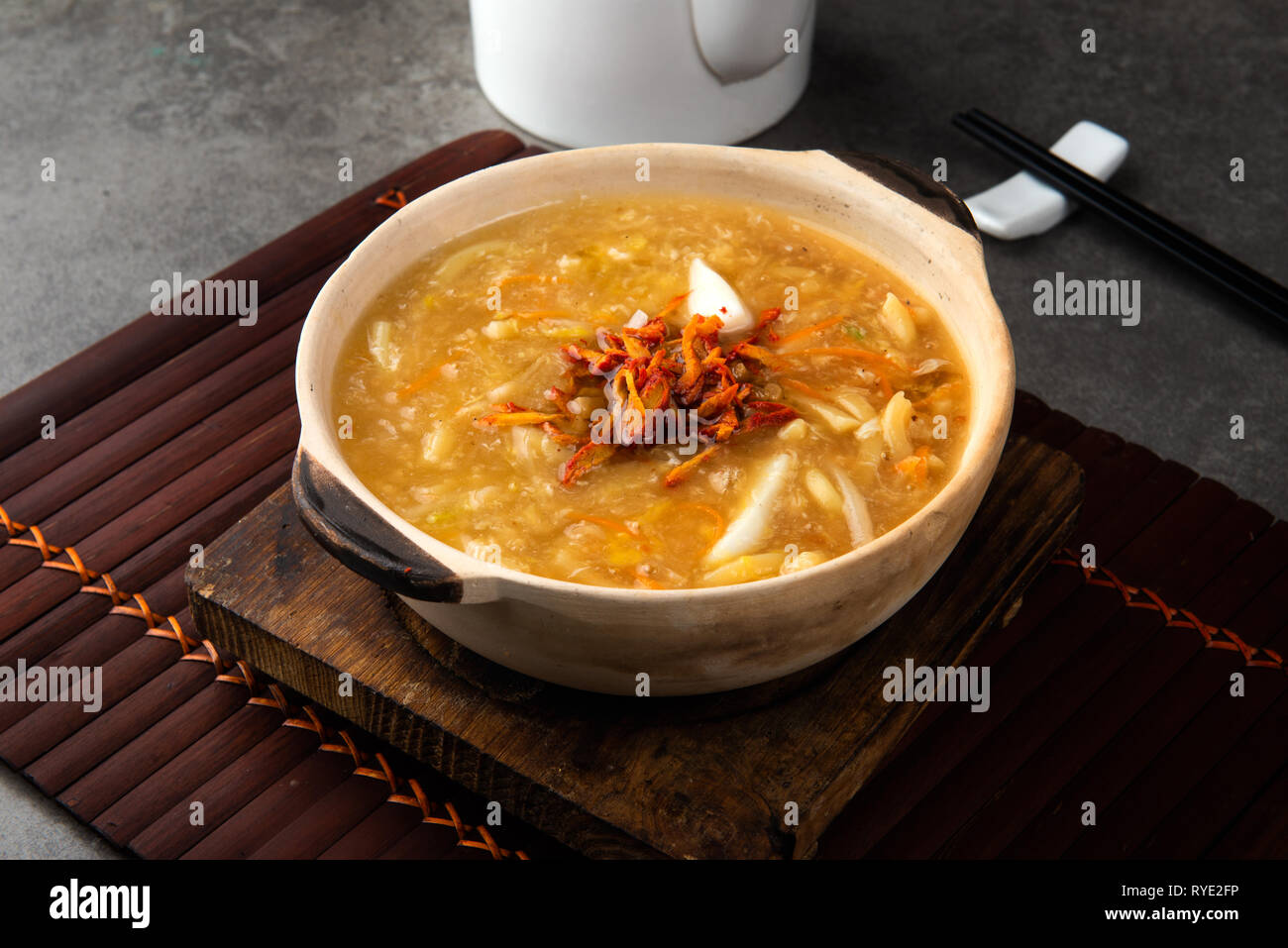 Loh Shee Fun aka Silver Needle Noodle Soup in claypot Stock Photo - Alamy
