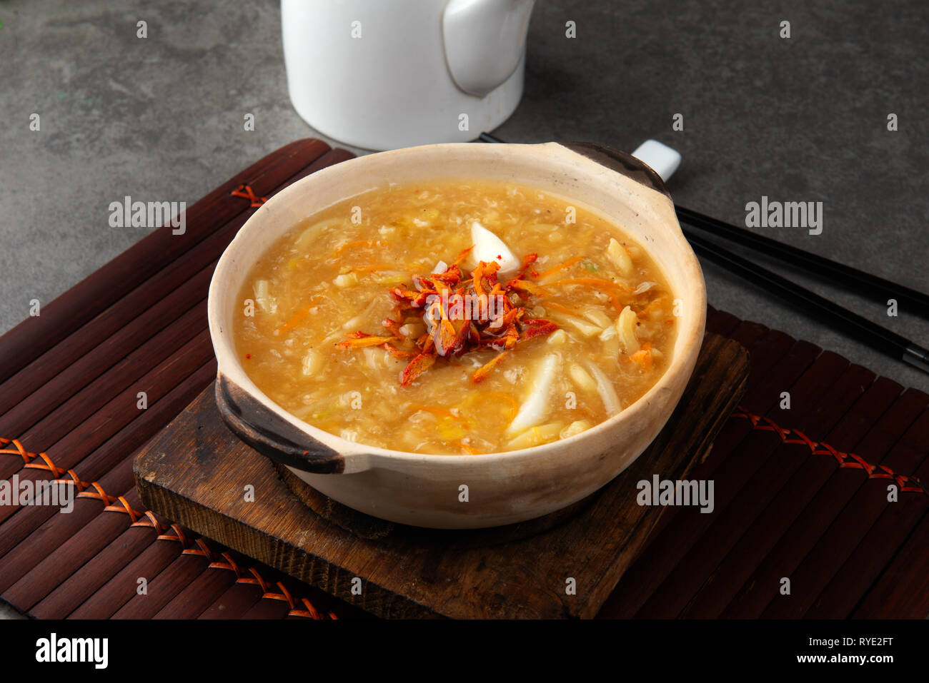 Loh Shee Fun aka Silver Needle Noodle Soup in claypot Stock Photo - Alamy
