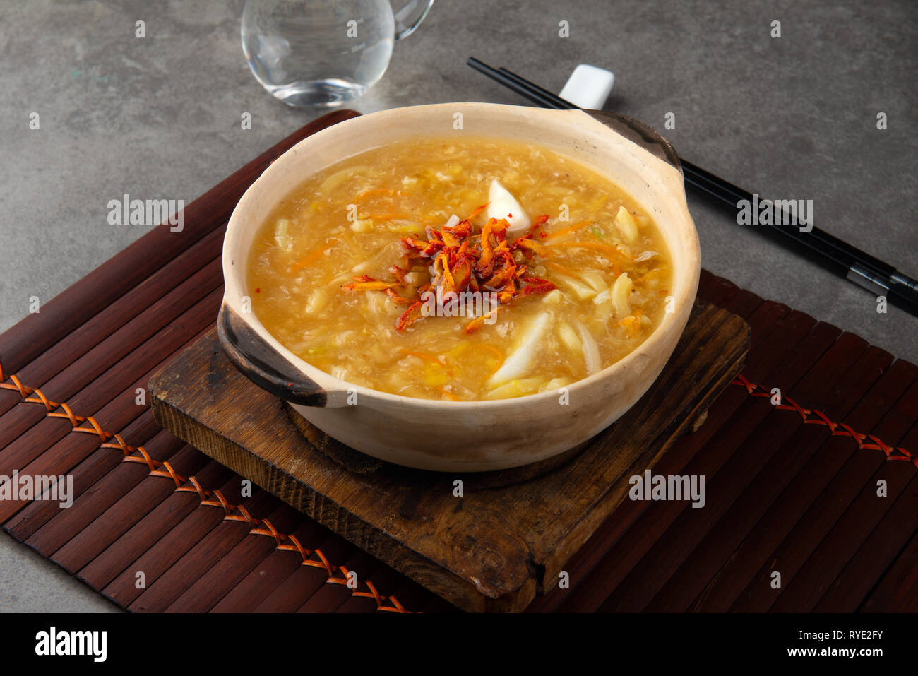 Loh Shee Fun aka Silver Needle Noodle Soup in claypot Stock Photo - Alamy