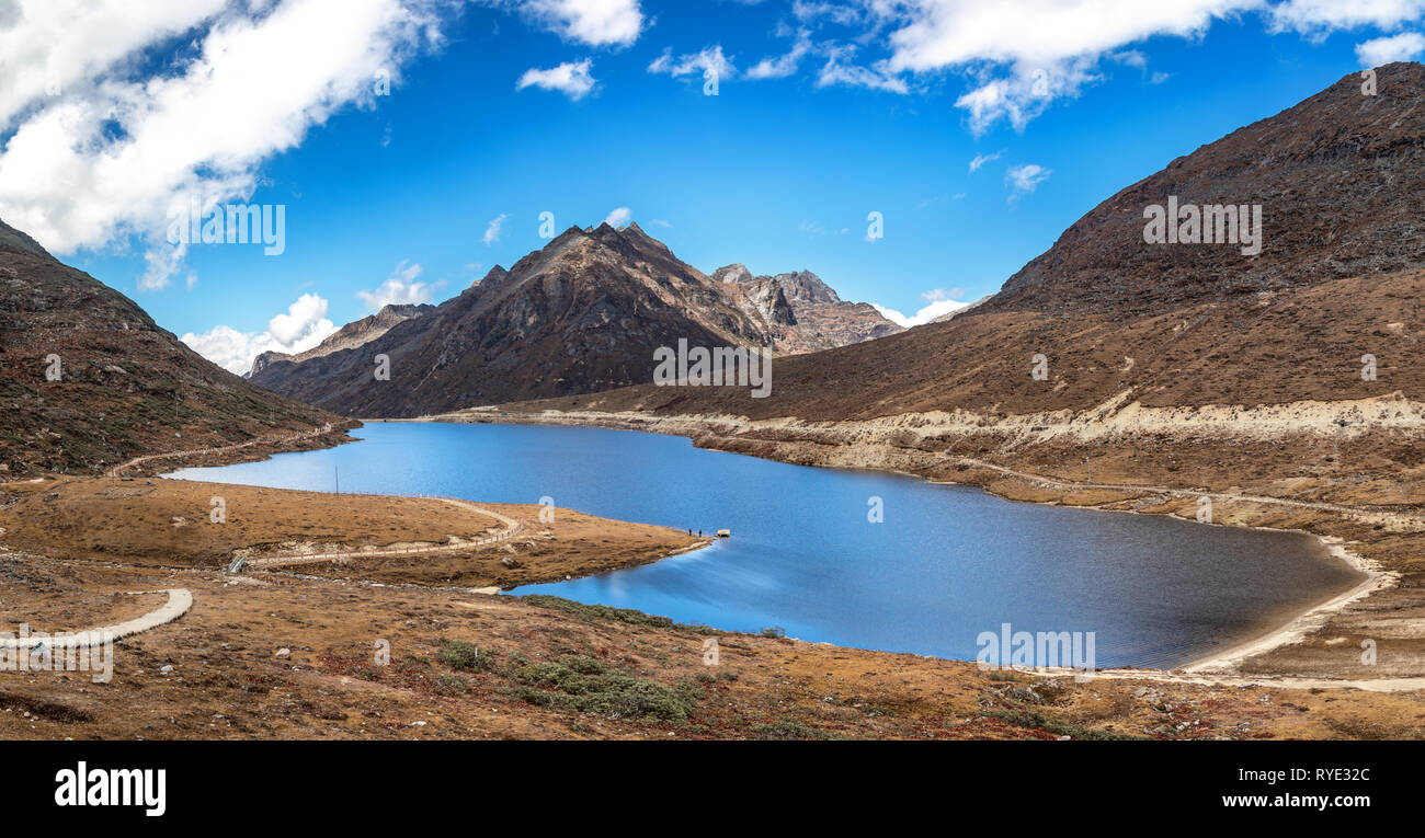 The beautiful lake and its reflection at Sela Pass in Arunachal Pradesh ...