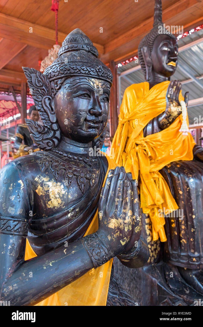 Statues at Wat Indraviharn Bangkok Thailand Stock Photo - Alamy