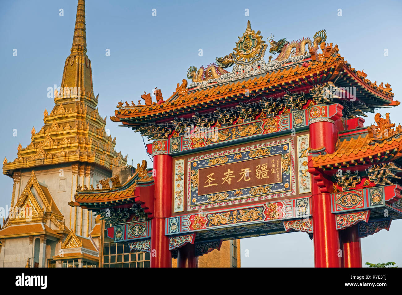 Chinatown Gateway and Wat Traimit Bangkok Thailand Stock Photo - Alamy