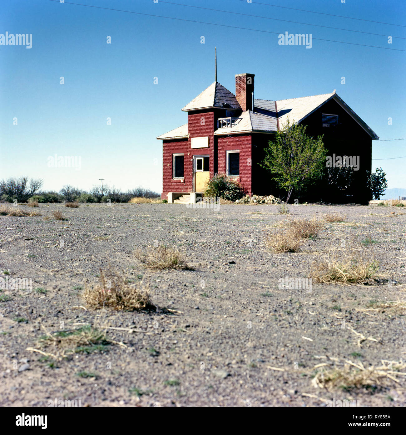 Abandoned wooden building route 66 hi-res stock photography and images ...