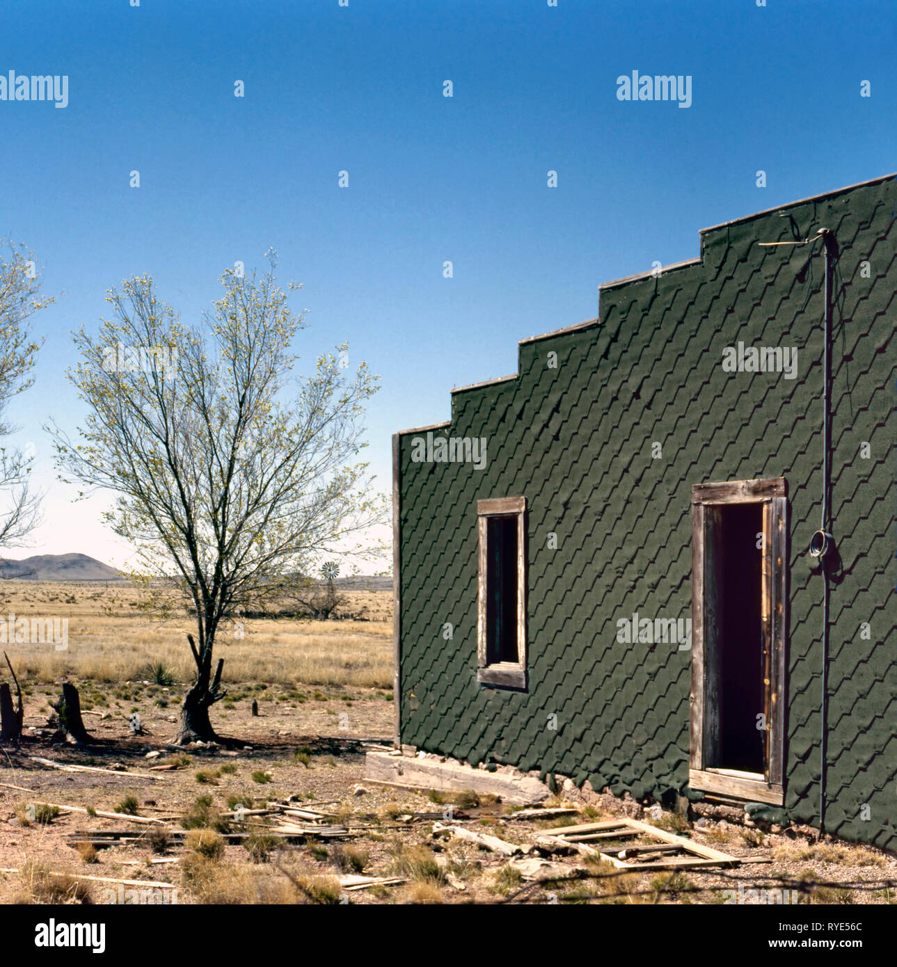 Abandoned wooden building route 66 hi-res stock photography and images ...