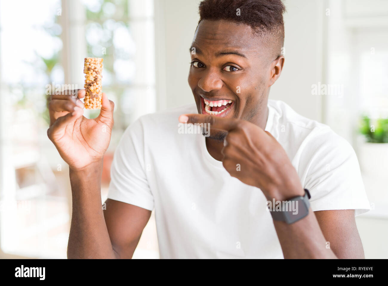 Man eating cereal bar hi-res stock photography and images - Alamy