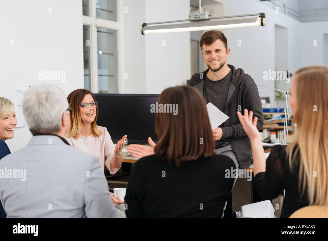 Audience laughing hi-res stock photography and images - Alamy