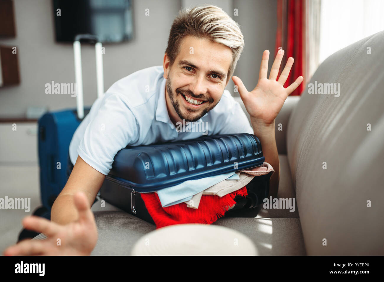 Overloaded suitcase hi-res stock photography and images - Alamy