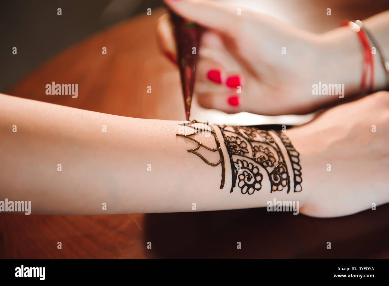 Drawing process of henna menhdi ornament on woman's hand Stock Photo ...