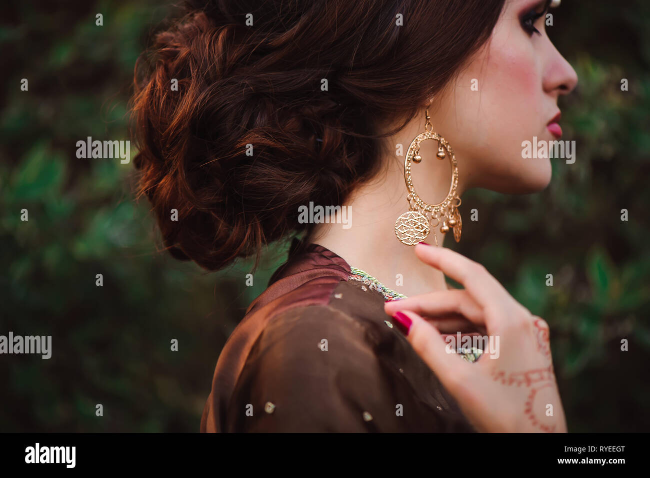 Mehndi covers hands of Indian woman henna wedding design Stock Photo ...