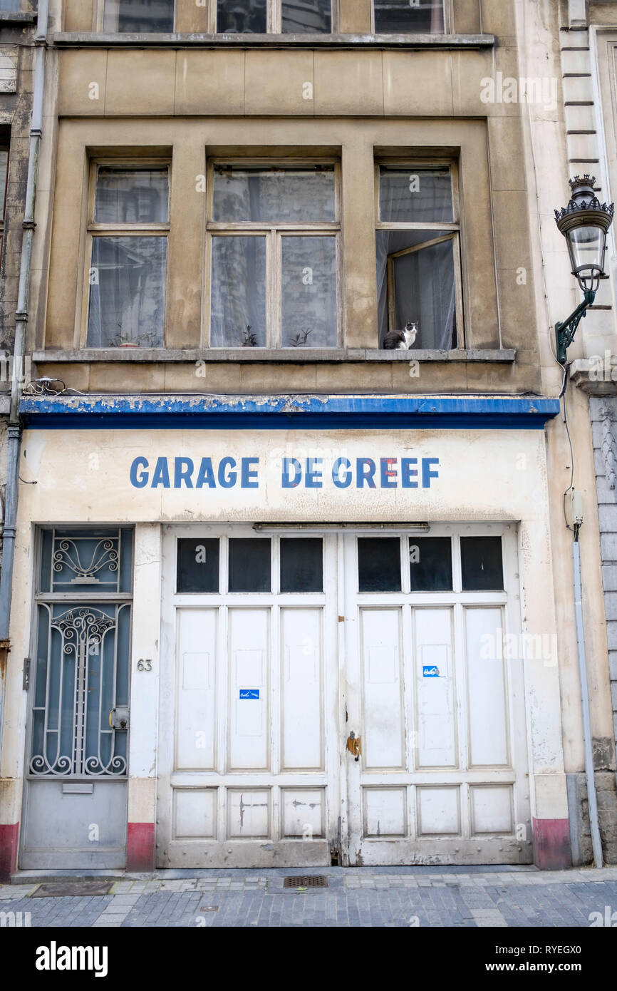 Rundown garage hi-res stock photography and images - Alamy