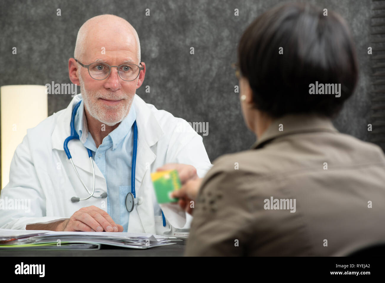 Woman showing medical insurance card hi-res stock photography and ...