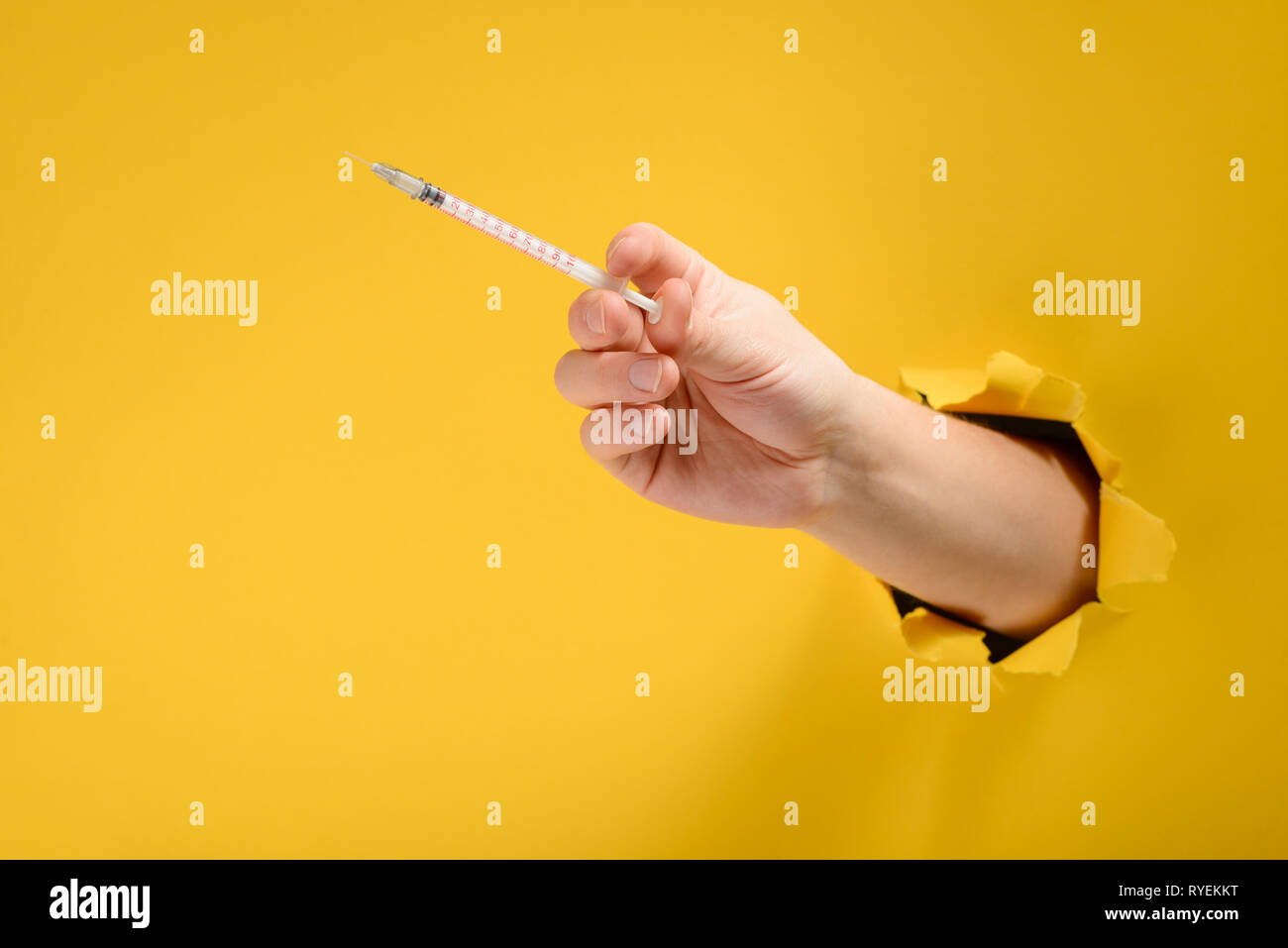 Hand holding a syringe Stock Photo - Alamy