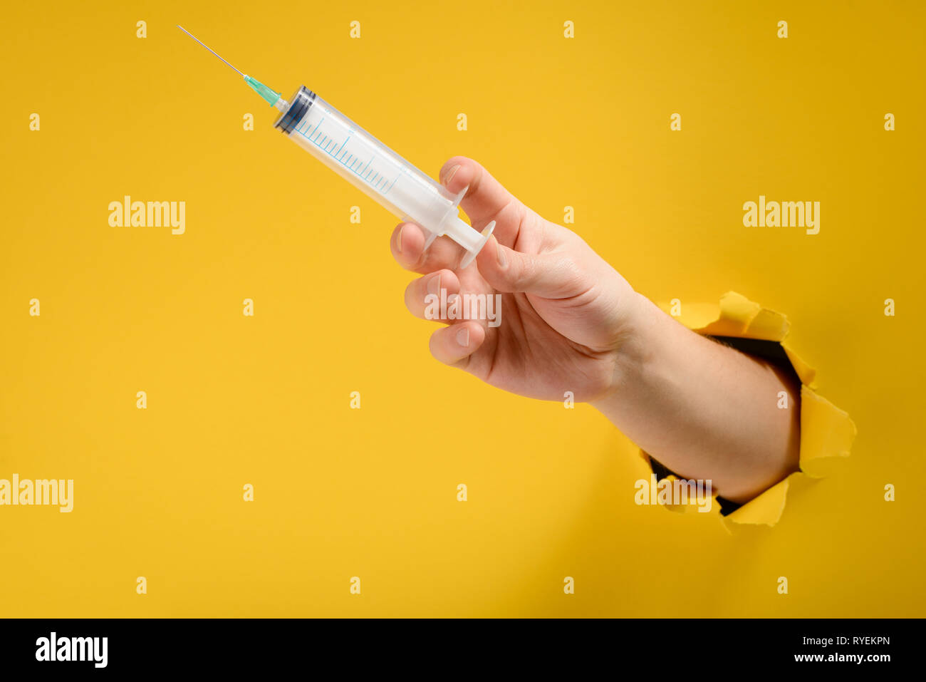 Hand holding a syringe ready Stock Photo - Alamy