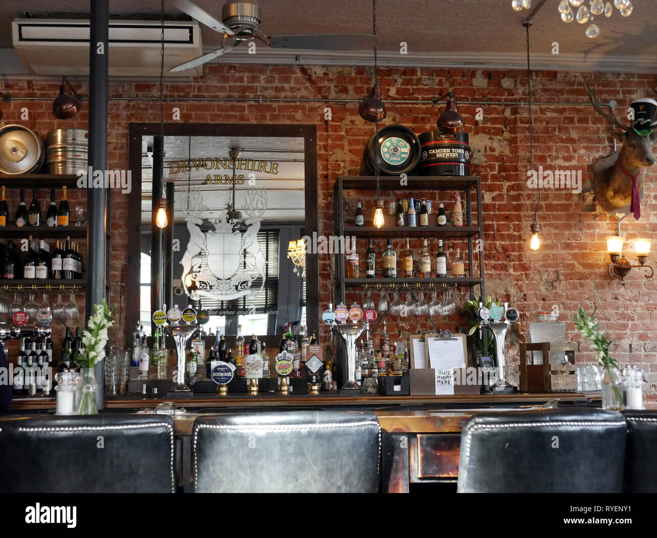London bar counter hi-res stock photography and images - Alamy