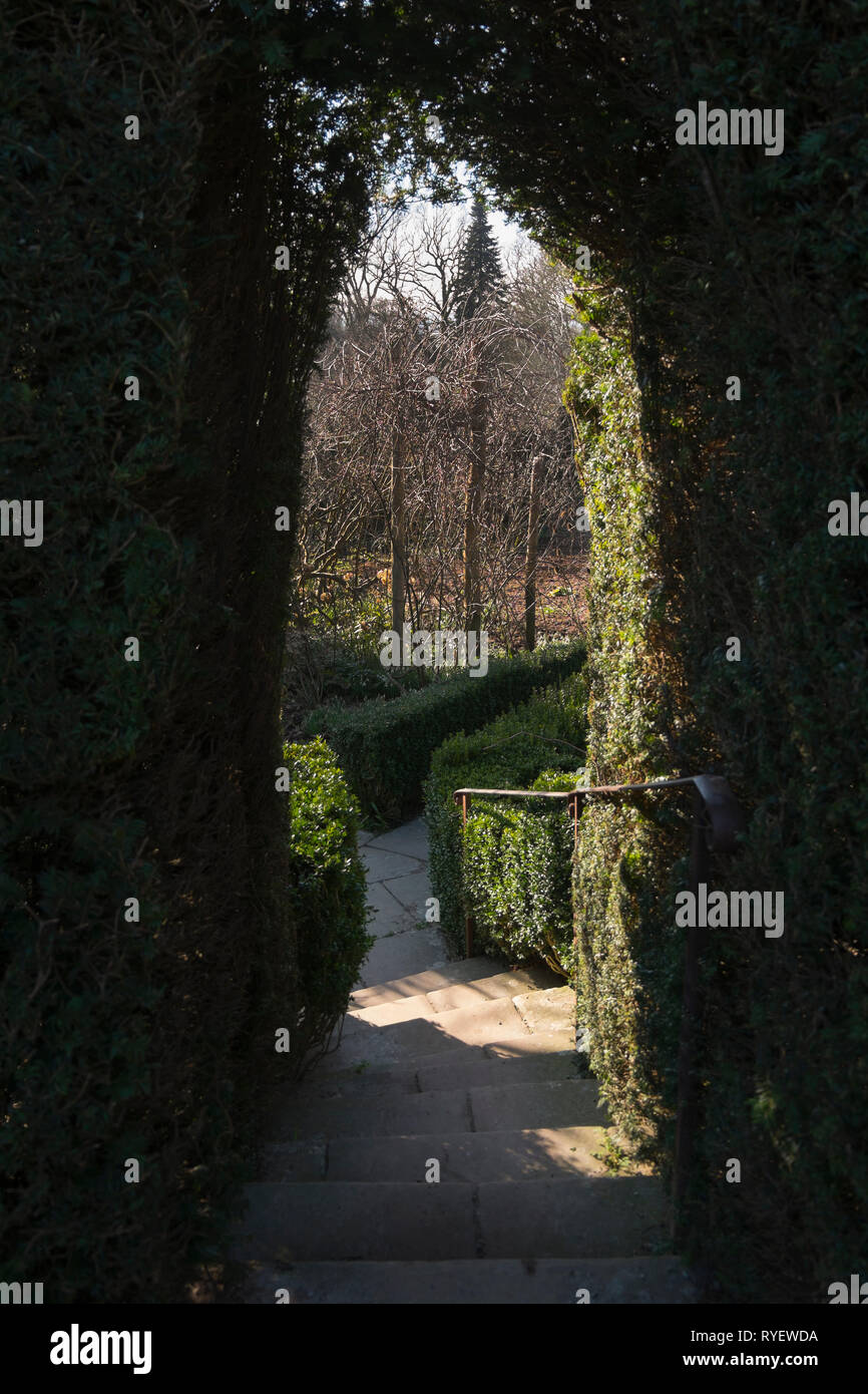 Yew arch hedge hi-res stock photography and images - Alamy