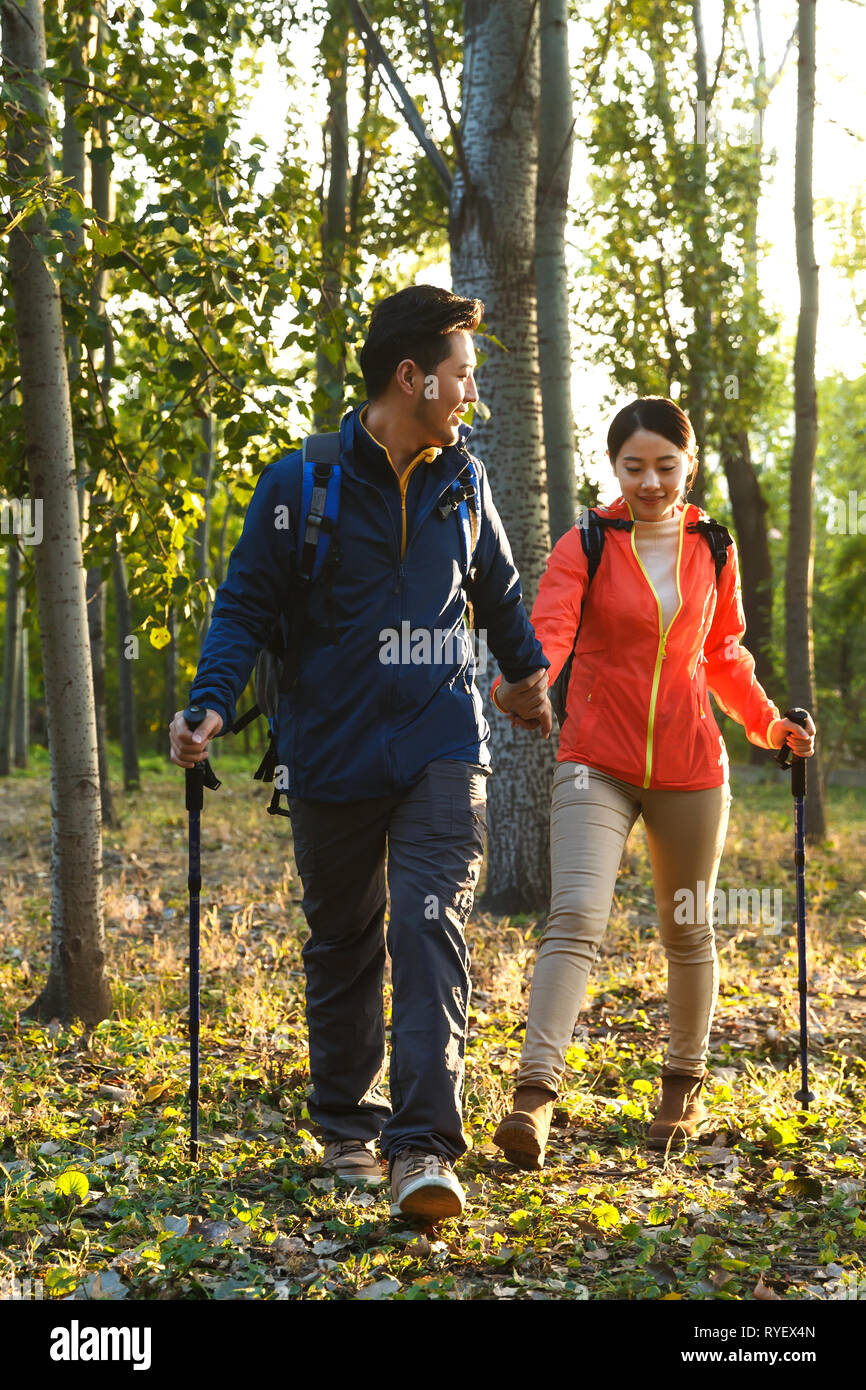 Couples hiking hi-res stock photography and images - Alamy