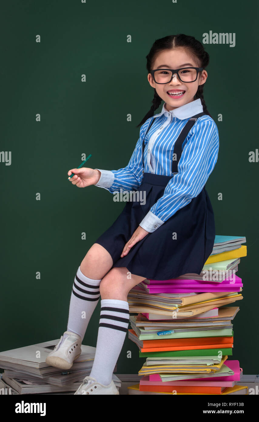 Girls in uniform 6 7 years hi-res stock photography and images - Alamy