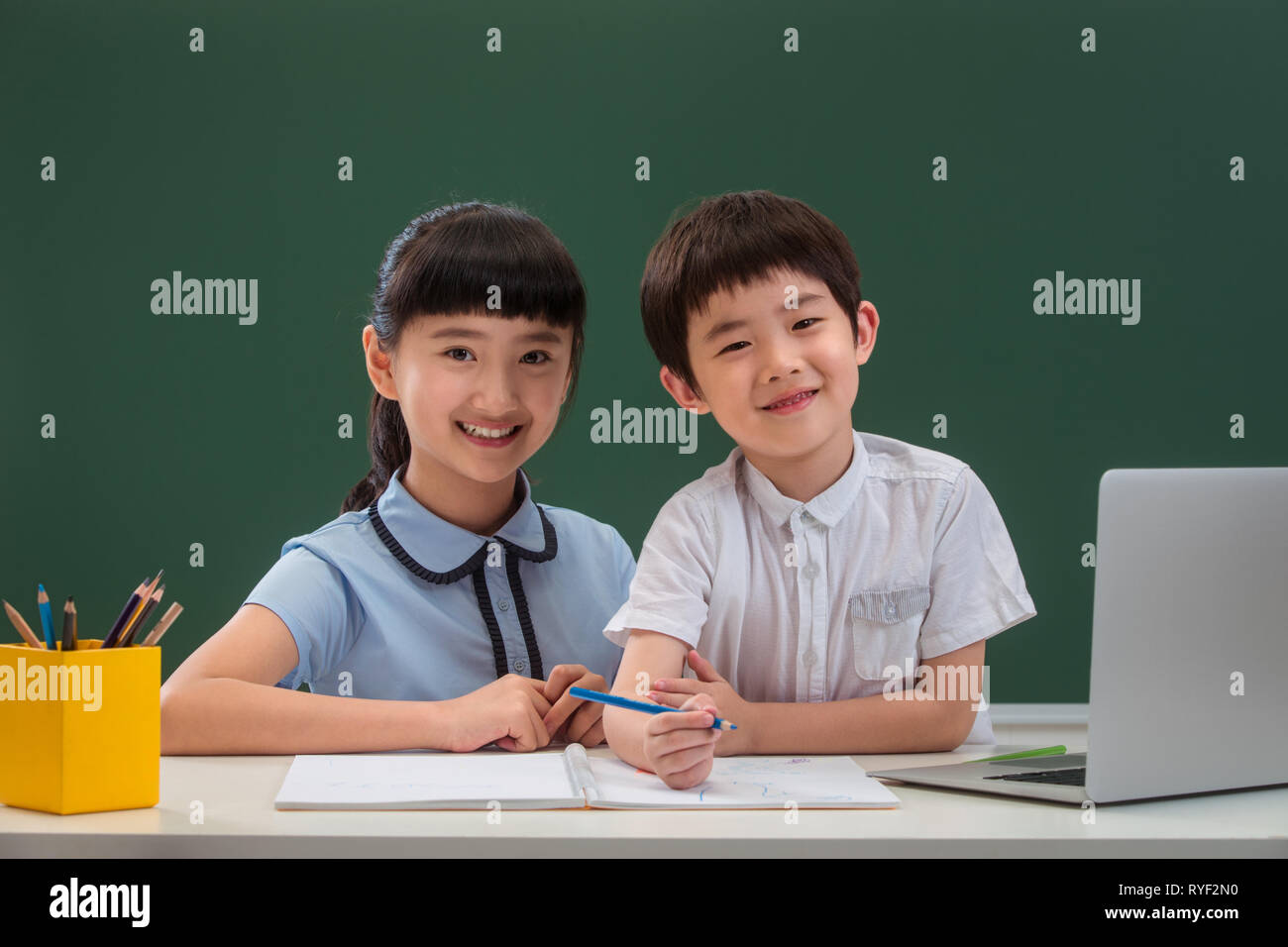 Elementary school students online learning Stock Photo - Alamy