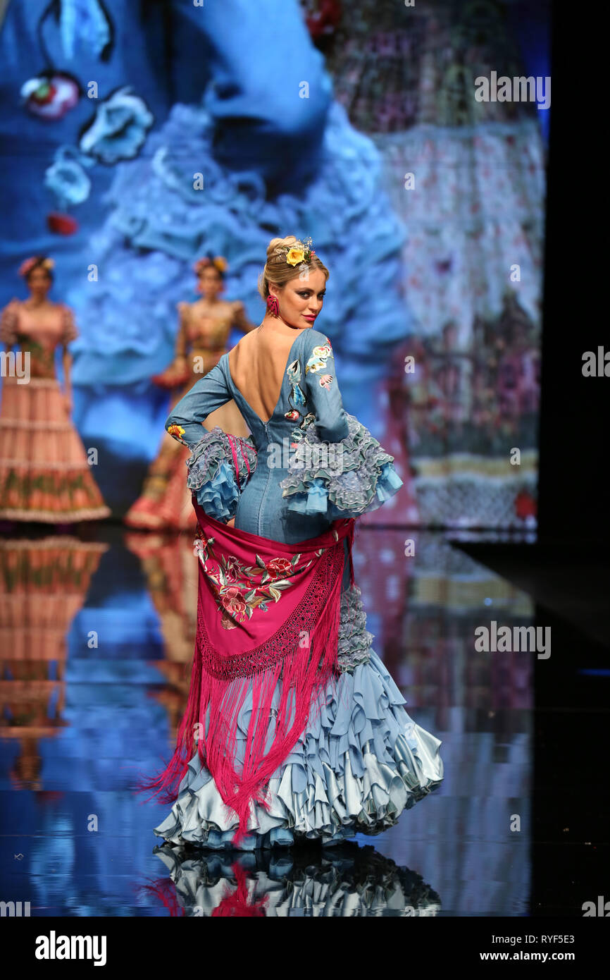 Model raquel bonilla on the catwalk hi-res stock photography and images ...