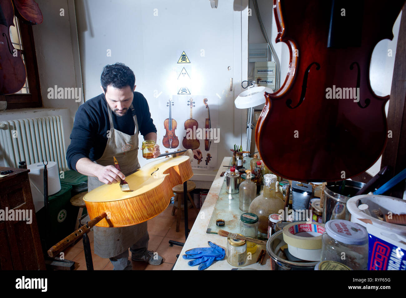 Cremona violin workshop instrument hi-res stock photography and images ...