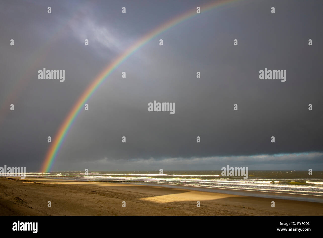Insel Wangerooge, Ostfriesland, Regenbogen Ÿber dem Strand, bei einem ...