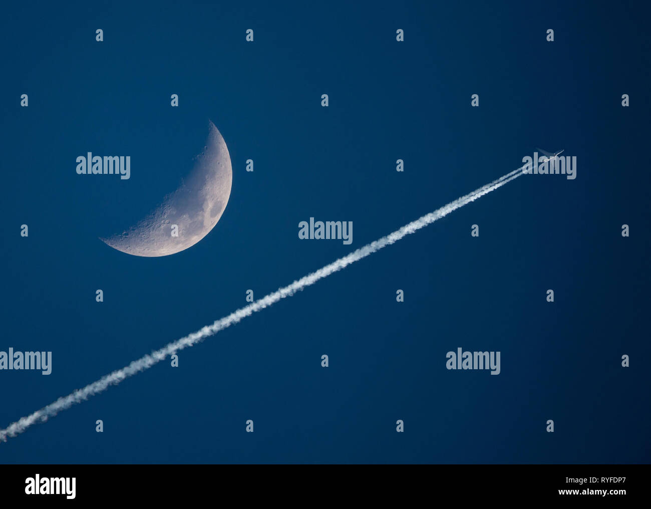 Night sky contrails hi-res stock photography and images - Alamy