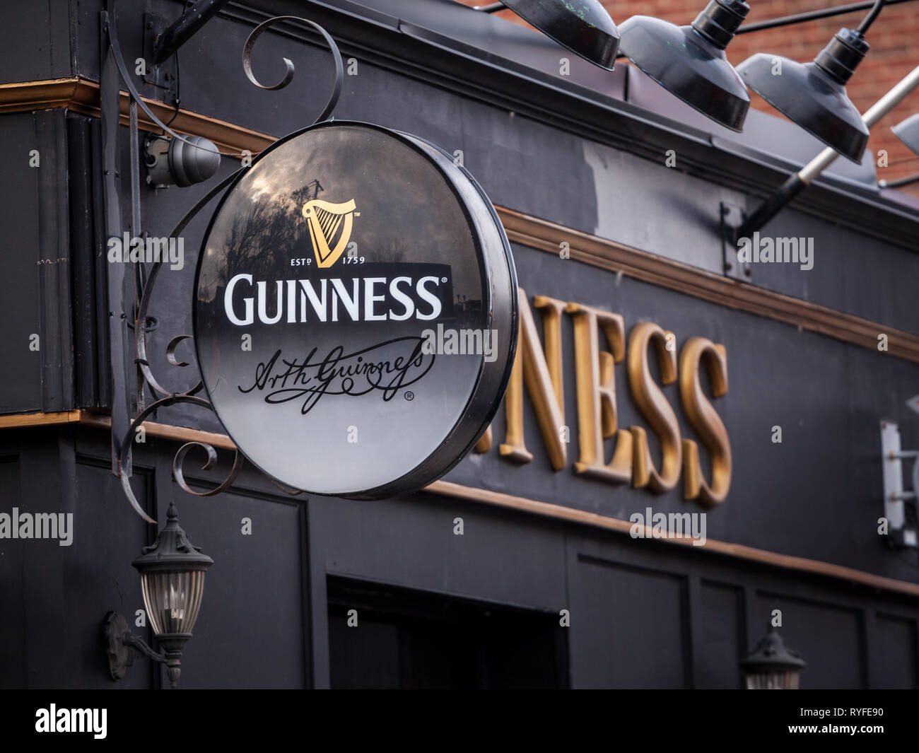 Guinness logo hi-res stock photography and images - Alamy
