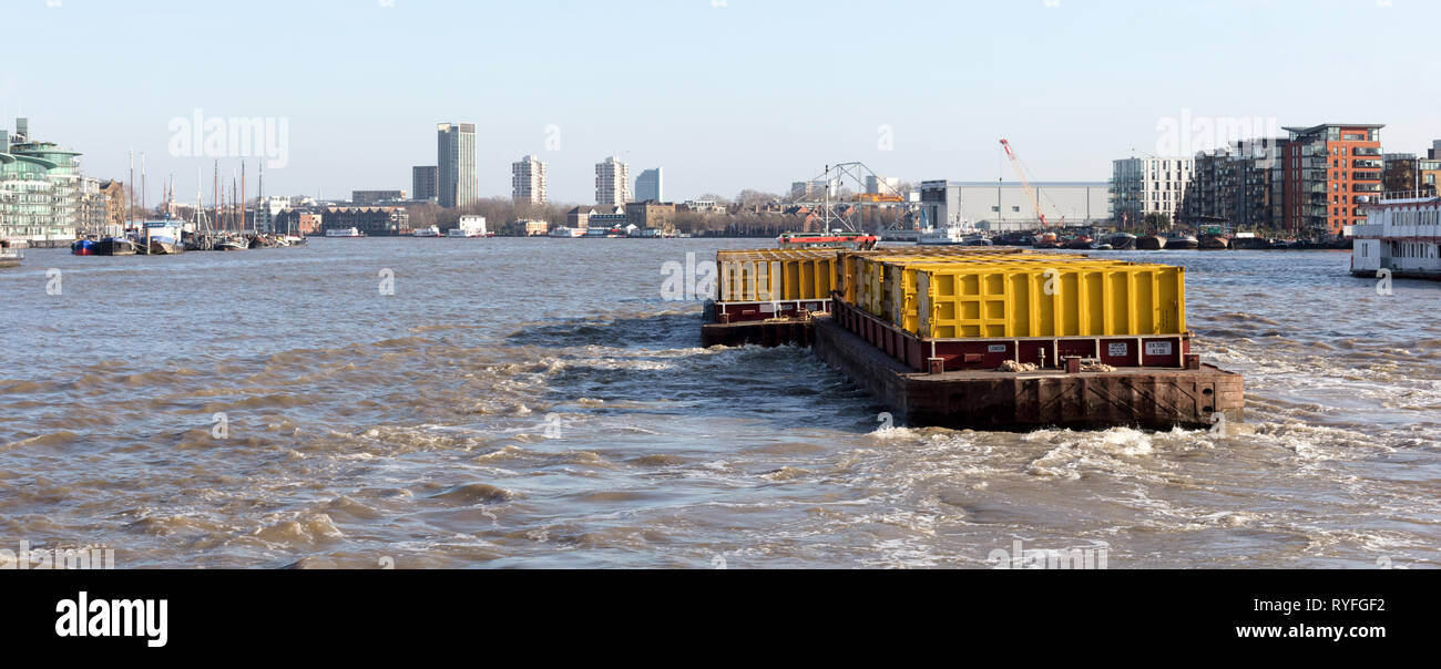 London, United Kingdom - Februari 21, 2019: Tugboat and Container Barge ...