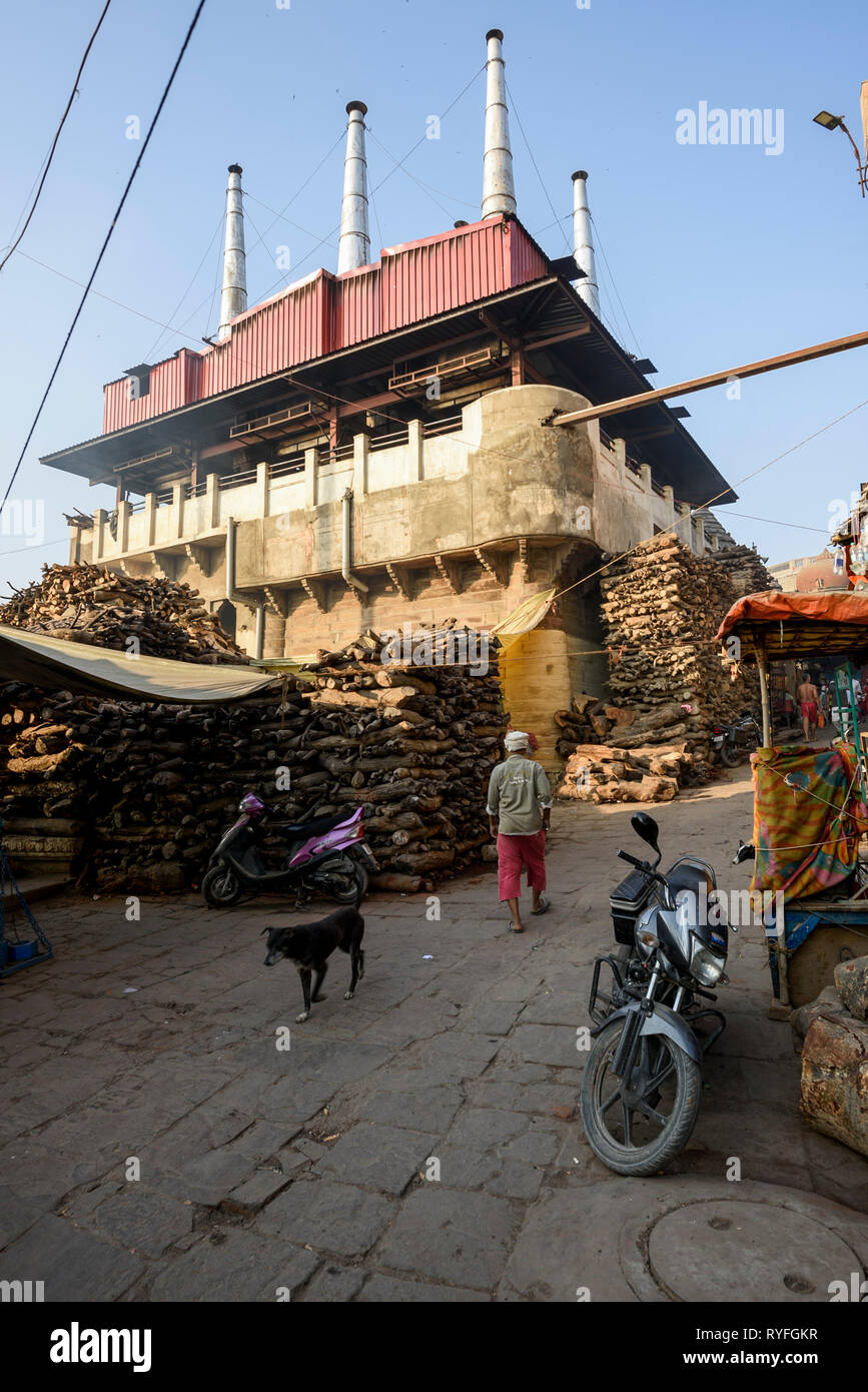 Crematorium in Varanasi , India Stock Photo - Alamy