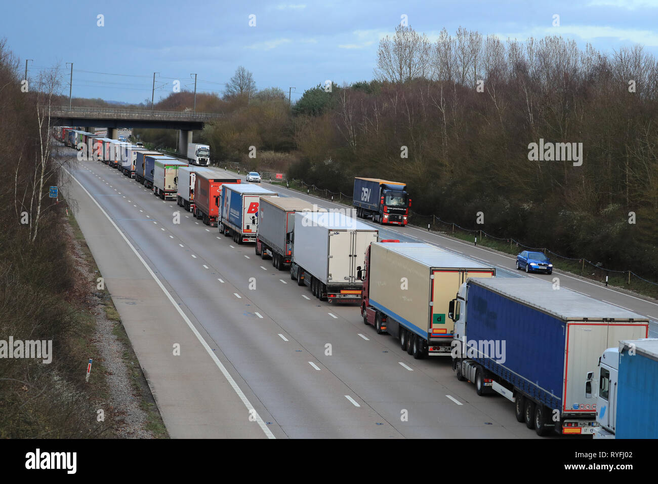 Lorries queue on a20 outside dover hi-res stock photography and images ...
