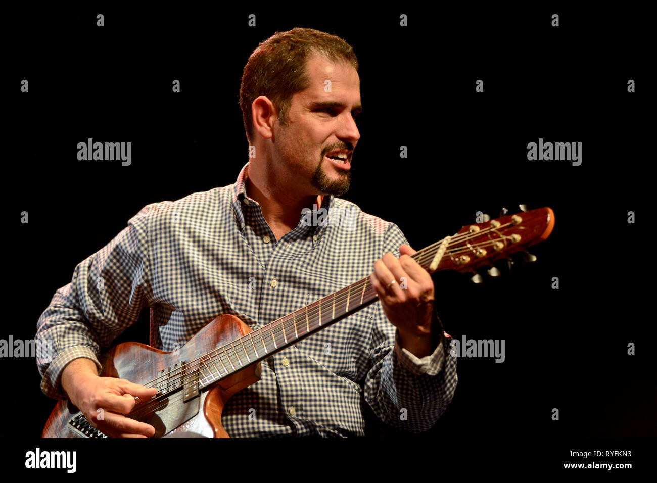 Charlie hunter guitar solo hi-res stock photography and images - Alamy