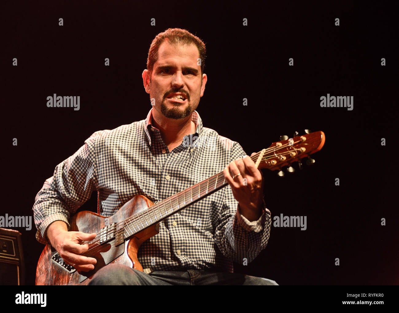 Charlie hunter guitar solo hi-res stock photography and images - Alamy