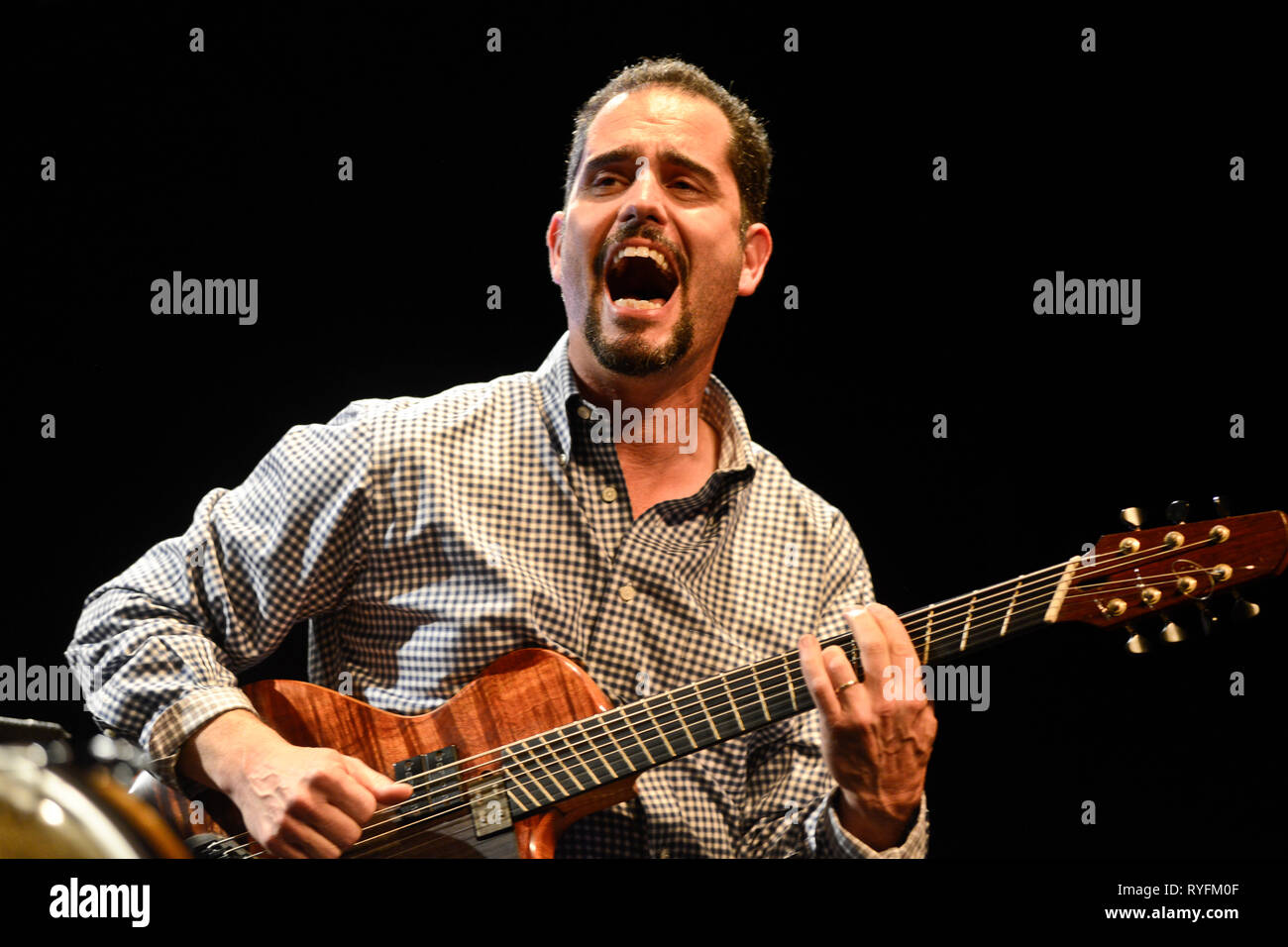 Charlie hunter guitar solo hi-res stock photography and images - Alamy