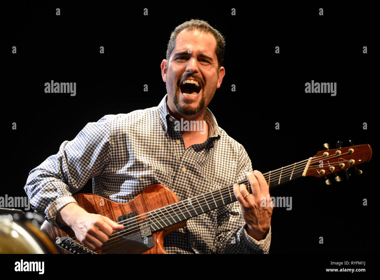 Charlie hunter guitar solo hi-res stock photography and images - Alamy