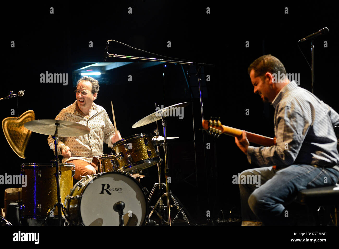 Jazz duo Charlie Hunter (guitar) and Scott Amendola (drums) playing ...