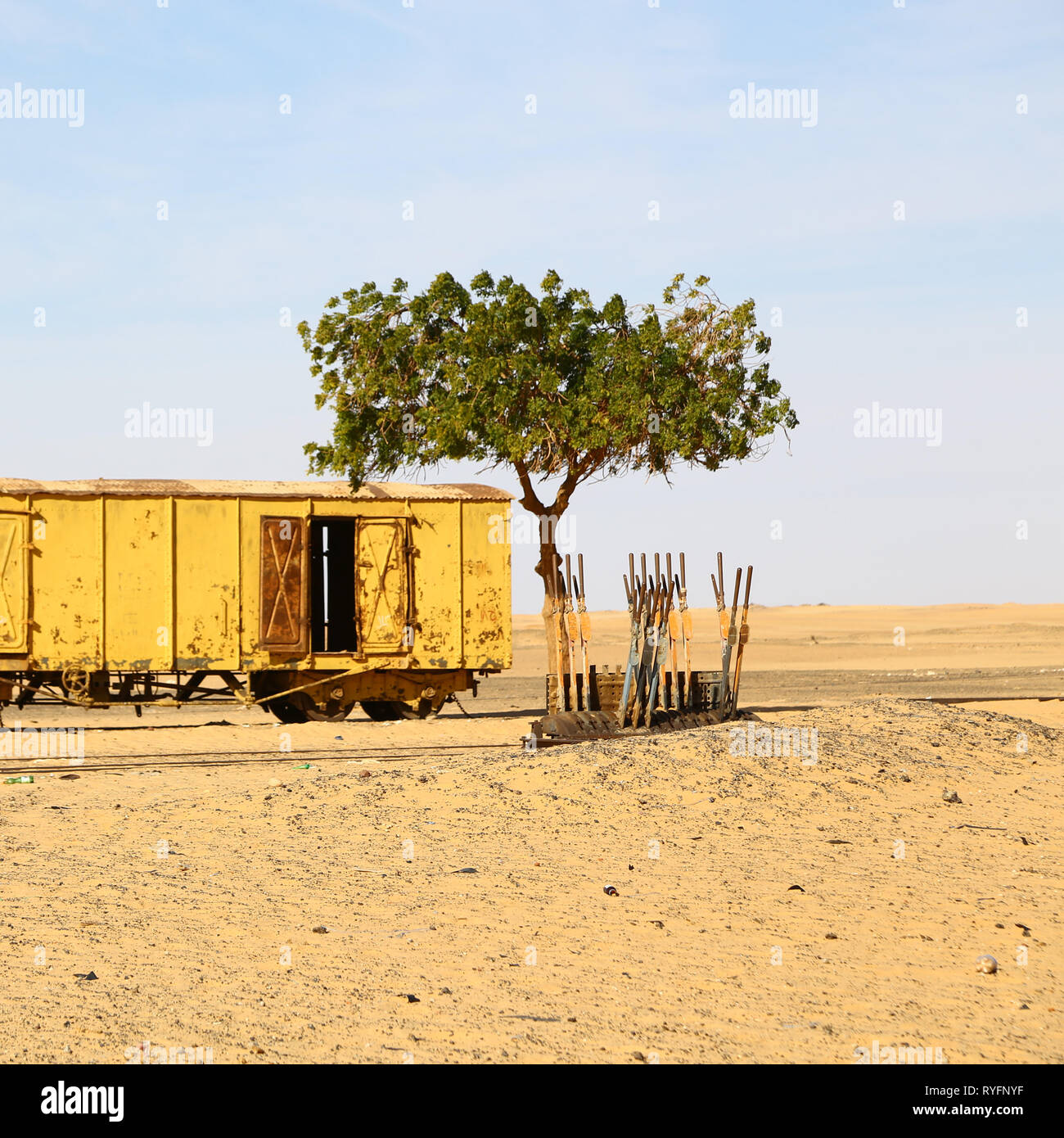 Poor infrastructure africa train hi-res stock photography and images ...