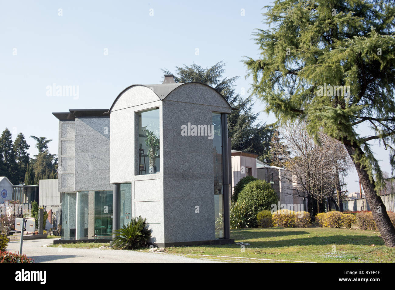 A modern mausoleum in the Cimitero Monumentale di Milano - Monumental ...