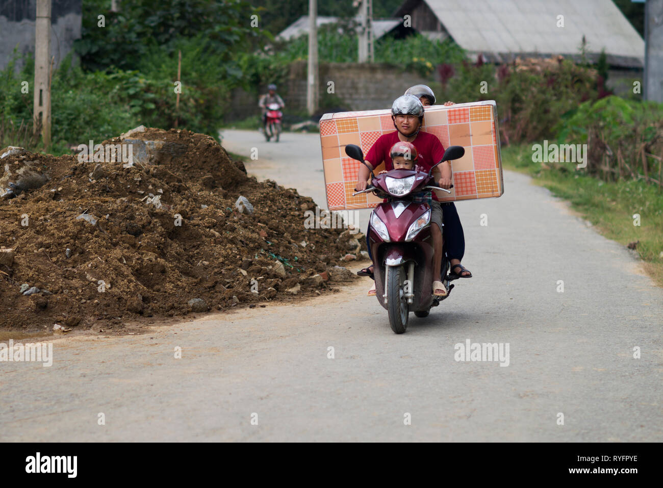 Vietnam motorbike loaded transport hi-res stock photography and images ...